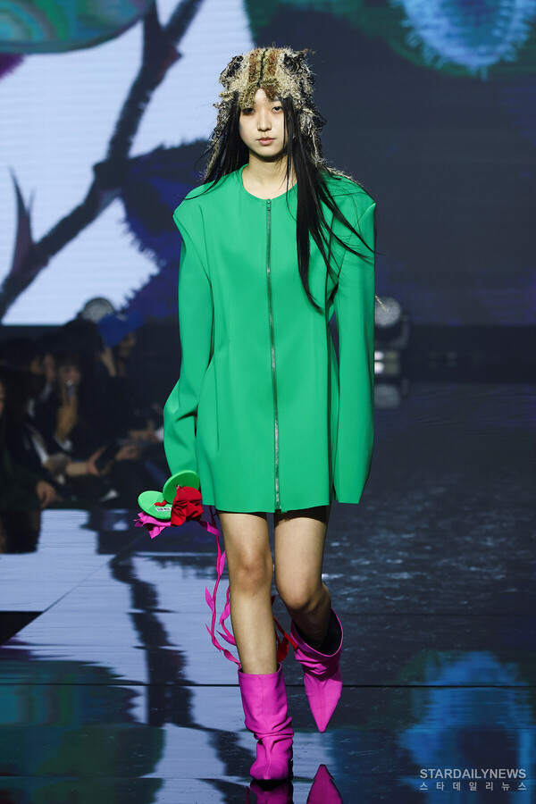 [S포토] 도전적이고 독보적인 디자인세계를 구축한 선우(SUN WOO) 컬렉션 'LOOK 32~' (캣워크 페스타) - 스타데일리뉴스