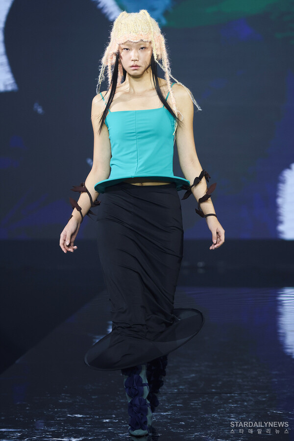 [S포토] 도전적이고 독보적인 디자인세계를 구축한 선우(SUN WOO) 컬렉션 'LOOK 33~' (캣워크 페스타) - 스타데일리뉴스