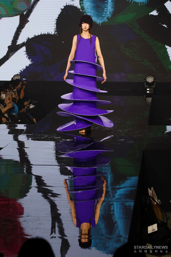 [S포토] 도전적이고 독보적인 디자인세계를 구축한 선우(SUN WOO) 컬렉션 'LOOK 35~' (캣워크 페스타) - 스타데일리뉴스