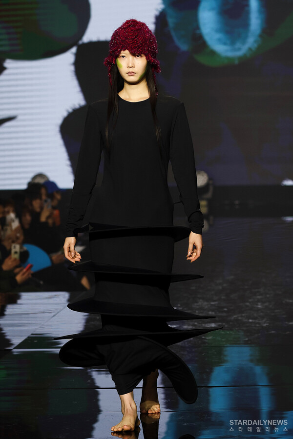 [S포토] 도전적이고 독보적인 디자인세계를 구축한 선우(SUN WOO) 컬렉션 'LOOK 36~' (캣워크 페스타) - 스타데일리뉴스