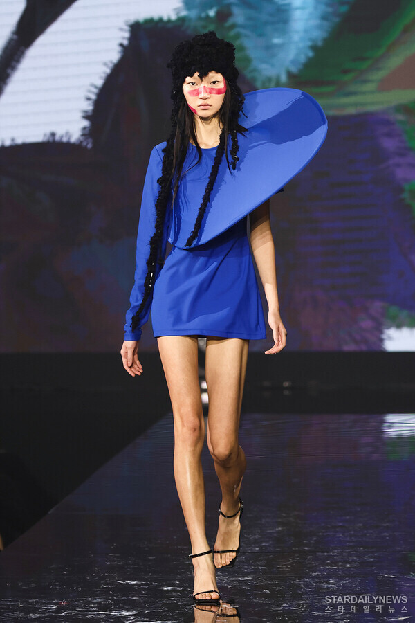 [S포토] 도전적이고 독보적인 디자인세계를 구축한 선우(SUN WOO) 컬렉션 'LOOK 37~' (캣워크 페스타) - 스타데일리뉴스