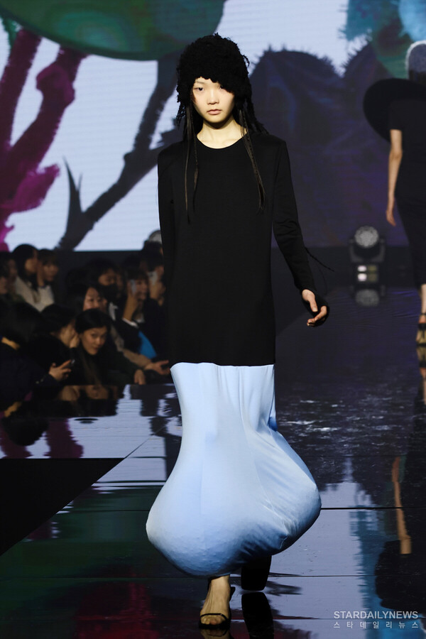 [S포토] 도전적이고 독보적인 디자인세계를 구축한 선우(SUN WOO) 컬렉션 'LOOK 40~' (캣워크 페스타) - 스타데일리뉴스