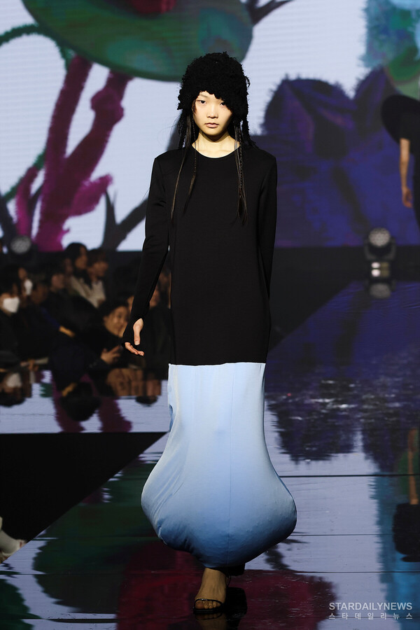 [S포토] 도전적이고 독보적인 디자인세계를 구축한 선우(SUN WOO) 컬렉션 'LOOK 41~' (캣워크 페스타) - 스타데일리뉴스