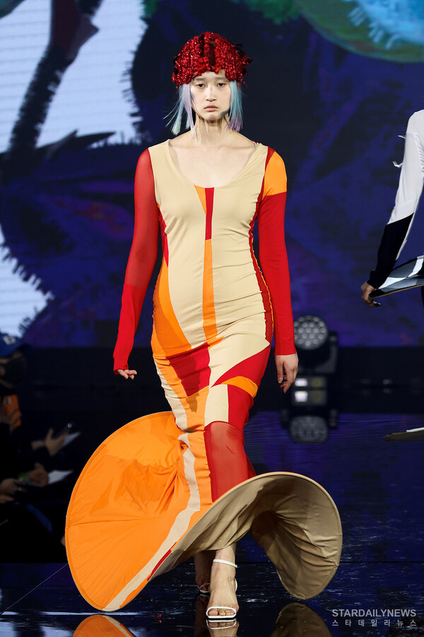 [S포토] 도전적이고 독보적인 디자인세계를 구축한 선우(SUN WOO) 컬렉션 'LOOK 45~' (캣워크 페스타) - 스타데일리뉴스