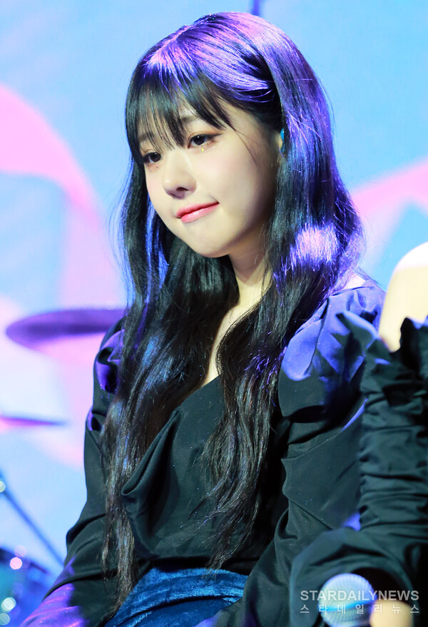 [S포토] QWER 히나, '웃어요' - 스타데일리뉴스