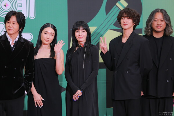 [S포토] YB-립제이-모니카-잔나비 최정훈, '무대 위의 주인공들' (2023 KBS 연예대상) - 스타데일리뉴스