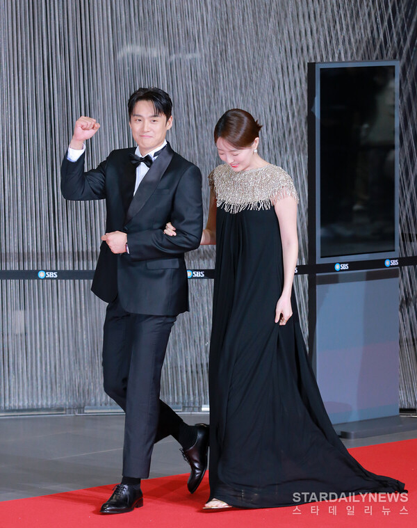 [S포토] 오상진-김소영 부부, '사랑해요 SBS' (2023 SBS 연예대상) :: 스타데일리뉴스