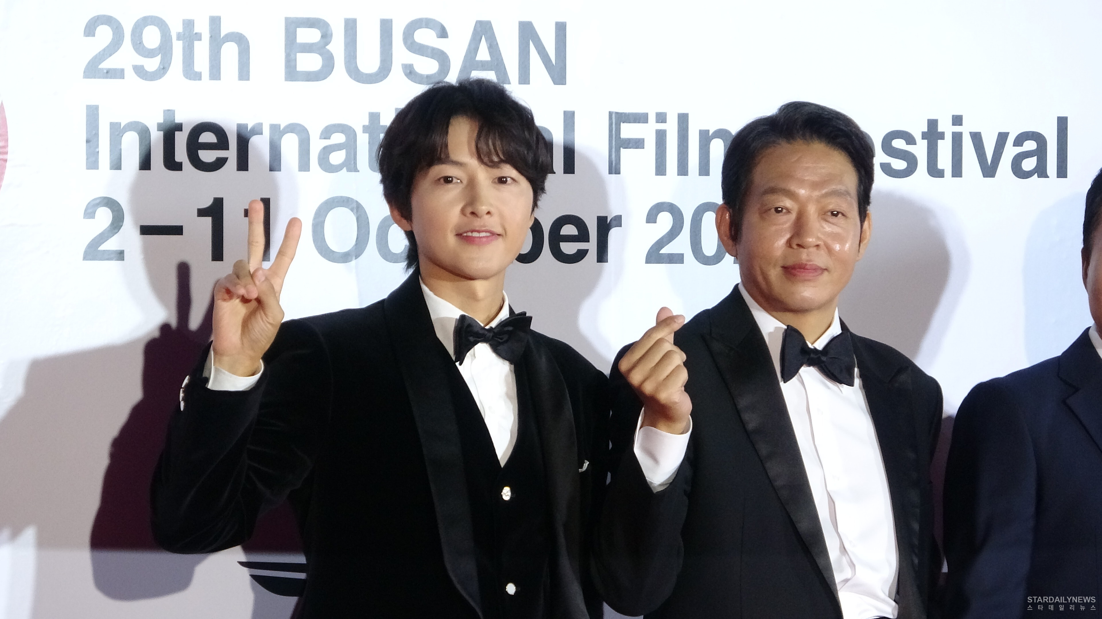 [S영상] 송중기-지창욱-강동원-다현-권유리-김민주, 제29회 부산국제영화제(BIFF) 개막식 레드카펫 - 스타데일리뉴스