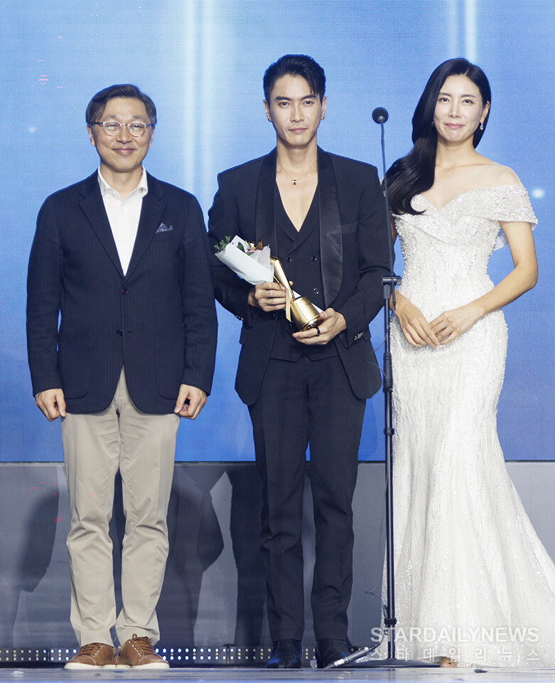 [S포토] 노건-Mawin Taweepol-Piyawadee Maleenont, 'SNS 부문 아시아 특별상 수상~' (2024 아시아모델어워즈) - 스타데일리뉴스