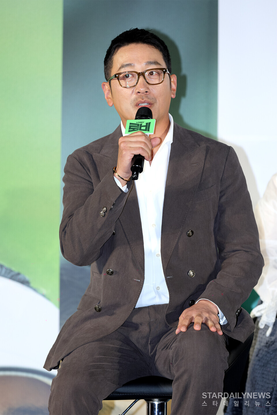[S포토] 하정우, '인사하는 주연 배우 겸 감독~' (로비) - 스타데일리뉴스