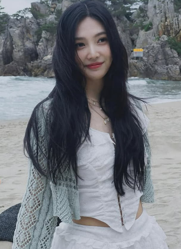 레드벨벳 조이, 인형 같은 미모로 근황 공개…바닷가에서 빛난 비주얼 - 스타데일리뉴스
