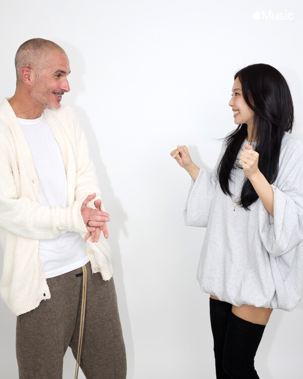 제니, Apple Music 라디오 쇼 'The Zane Lowe Show'서 새 앨범 ‘Ruby’ 작업 과정 공개 - 스타데일리뉴스