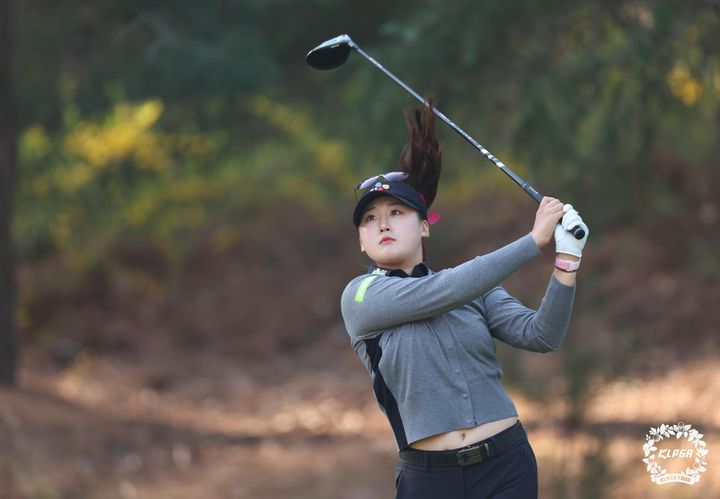 [KLPGA] 리 슈잉, iM금융오픈 2R 중간합계 -7로 4위까지 올라 - 스타데일리뉴스