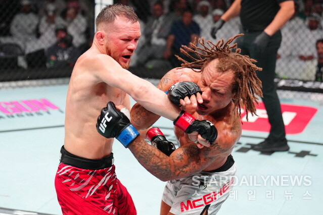 [UFC] ‘RDR’ 레이니어 더 리더, 휘태커 넘고 4연승… 타이틀샷 정조준 - 스타데일리뉴스