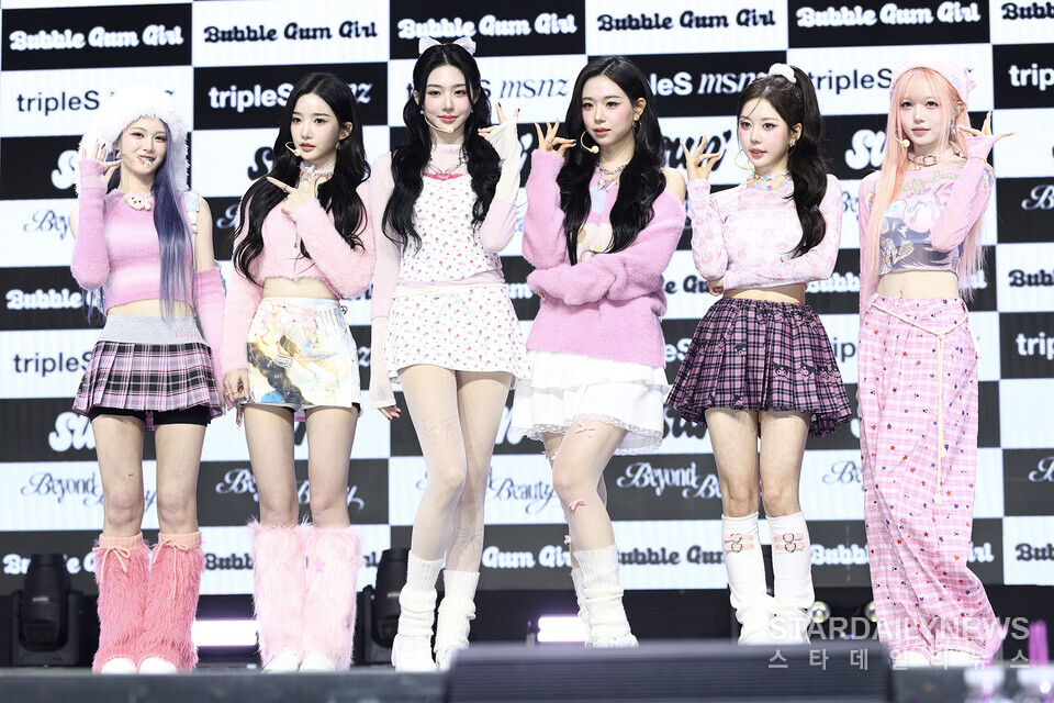 [S포토] 트리플에스 마유-유연-신위-채연-혜린-채원, '팬심 뜨겁게 달군 디멘션 선~' (쇼케이스) - 스타데일리뉴스