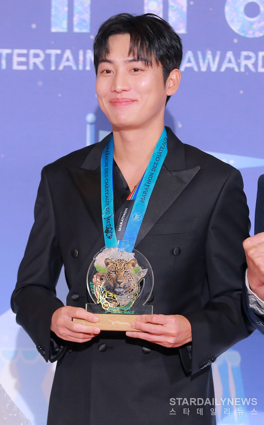 [S포토] 권화운, '트로피를 들고' (2025 MBC 방송연예대상) - 스타데일리뉴스