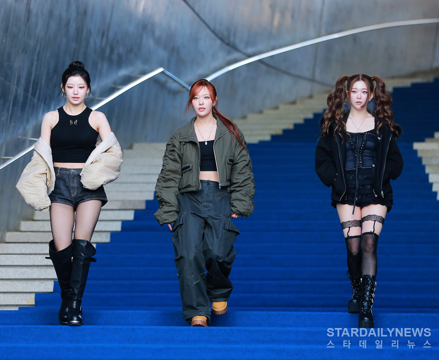 [S포토] 빌리 시윤-문수아-츠키, '너무 추워 허공을 바라보게 된다' (2026 F/W 서울패션위크) - 스타데일리뉴스