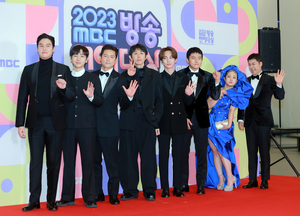 [S포토] 이장우-이주승-김대호-코드쿤스트-샤이니 키-기안84-박나래-전현무, 'MBC 예능의 희망 나혼산 팀'(2023 MBC 방송연예대상) - 스타데일리뉴스