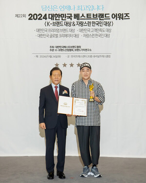 [포토] 대한민국 자랑스러운 한국인대상에 선정된 INS CMC 신인수 대표 - 스타데일리뉴스